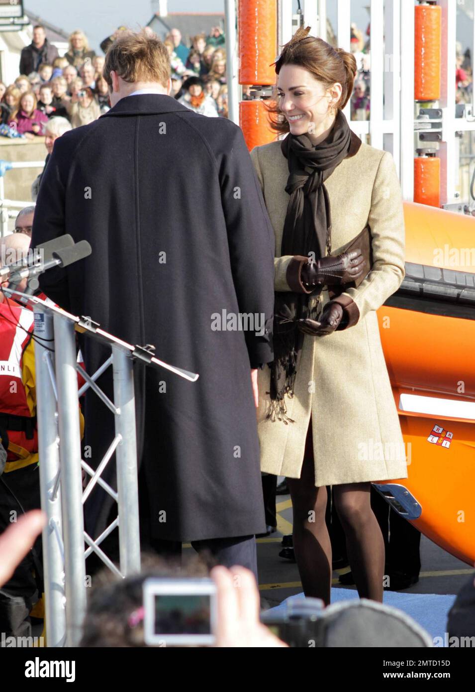 Prince William and Kate Middleton make an appearance at a lifeboat ...