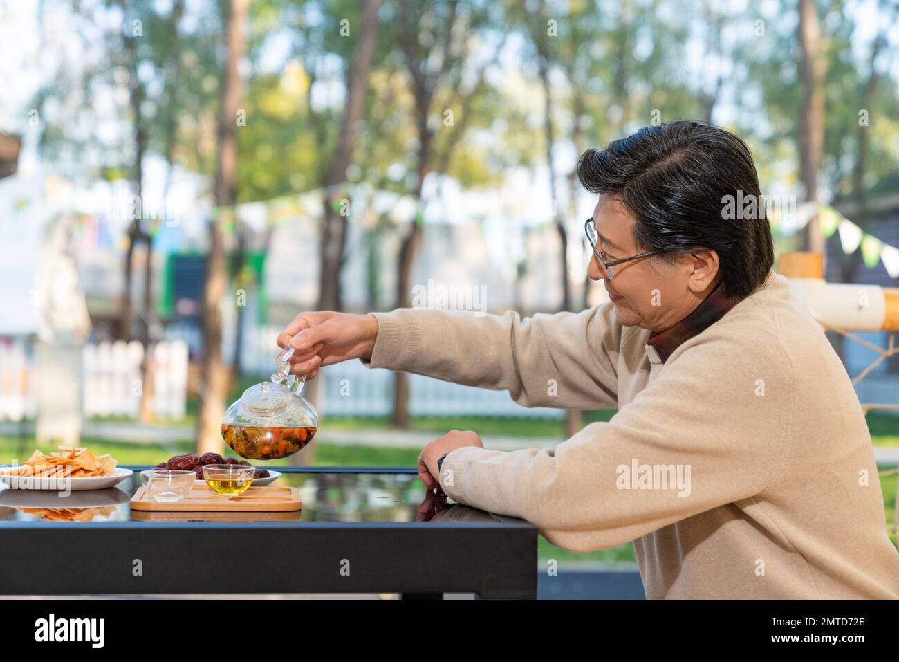 A middle-aged man a cup of tea Stock Photo - Alamy