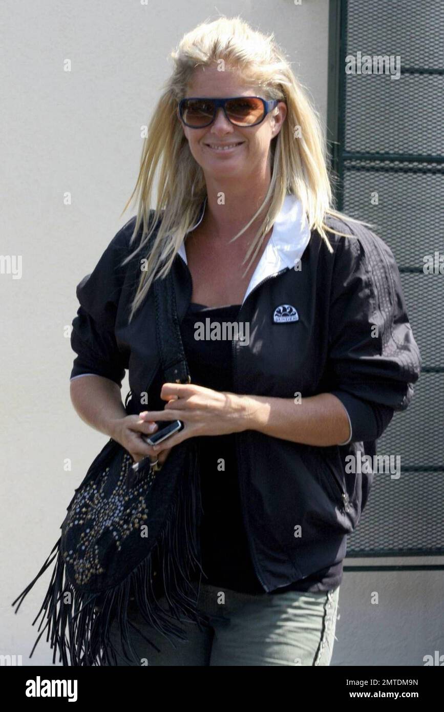 - Model Rachel Hunter leaves Cafe Med after lunch and is all smiles for ...