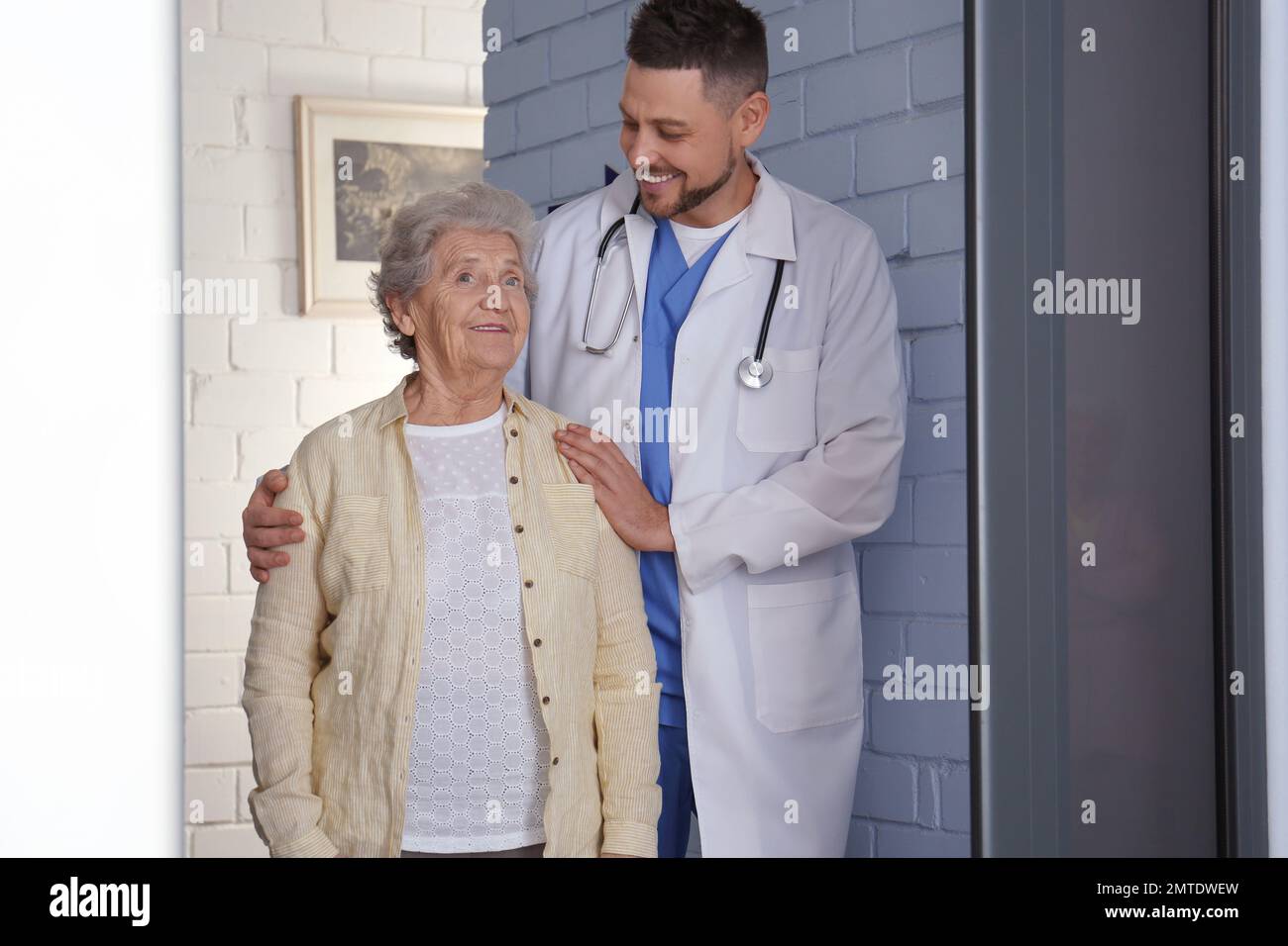 Doctor with senior patient at modern hospital Stock Photo - Alamy