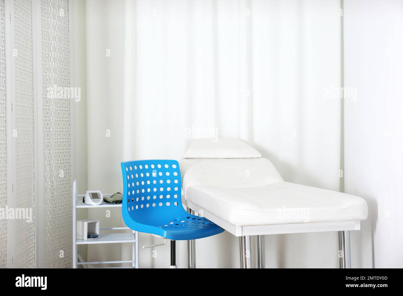 Empty examination couch in modern medical office Stock Photo - Alamy