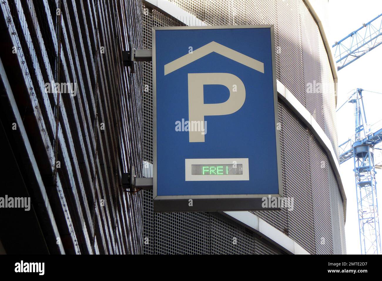 Parkschild / Parkplatzschild / Einfahrt / Parkhaus Stock Photo - Alamy