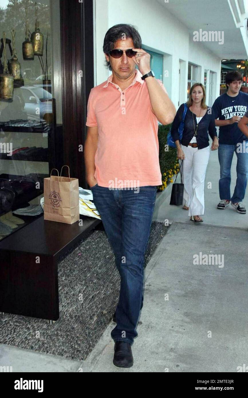 Ray Romano hangs out in Malibu greeting fans and admiring motor bikes ...