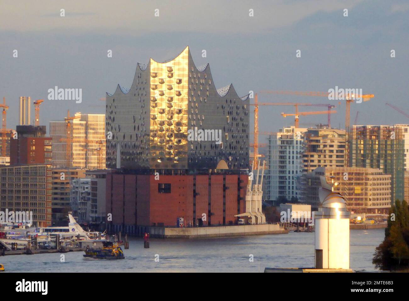 Die Elbphilharmonie in der Hafen City in Hamburg Stock Photo - Alamy
