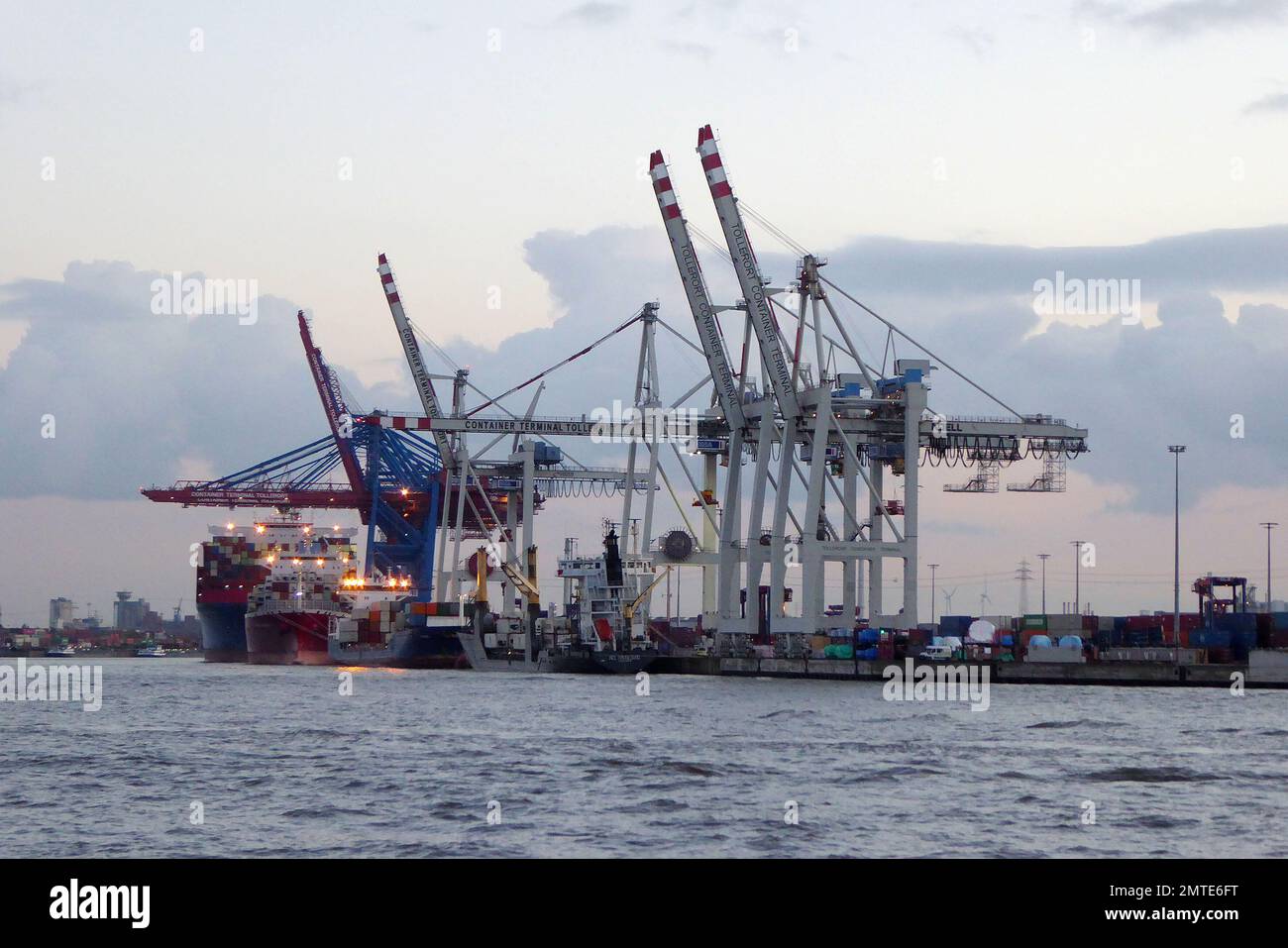 HHLA Container Terminal Tollerort im Hafen Hamburg an der Elbe ...