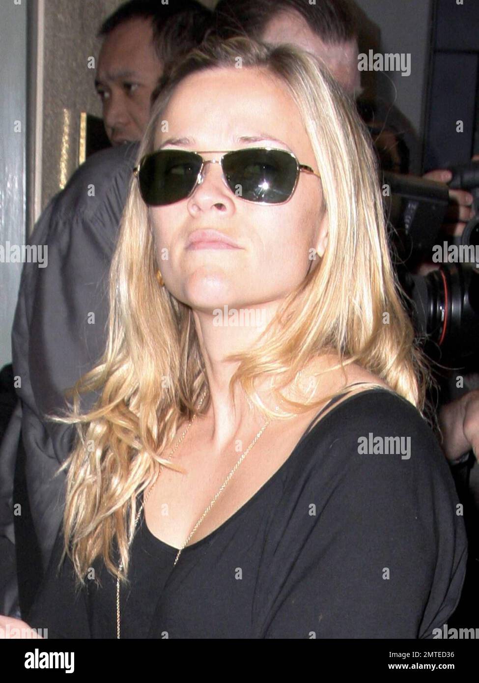 A casual and seemingly makeup-free Reese Witherspoon pays a visit to a ...