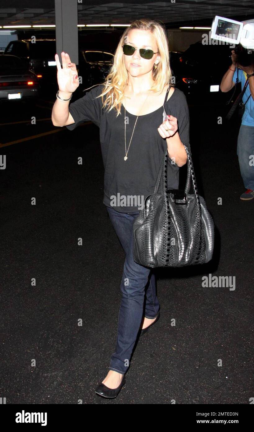 A casual and seemingly makeup-free Reese Witherspoon pays a visit to a ...