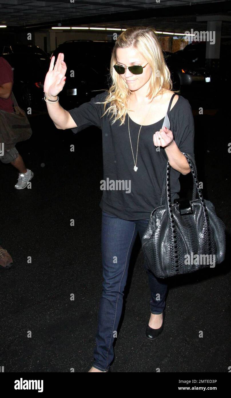 A casual and seemingly makeup-free Reese Witherspoon pays a visit to a ...