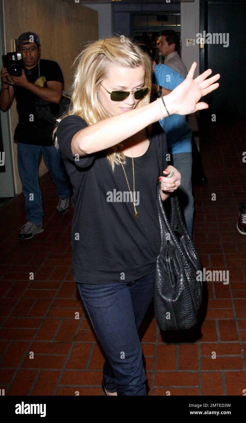 A casual and seemingly makeup-free Reese Witherspoon pays a visit to a ...