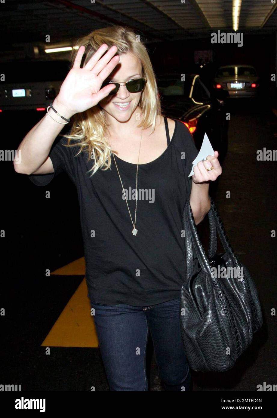 A casual and seemingly makeup-free Reese Witherspoon pays a visit to a ...