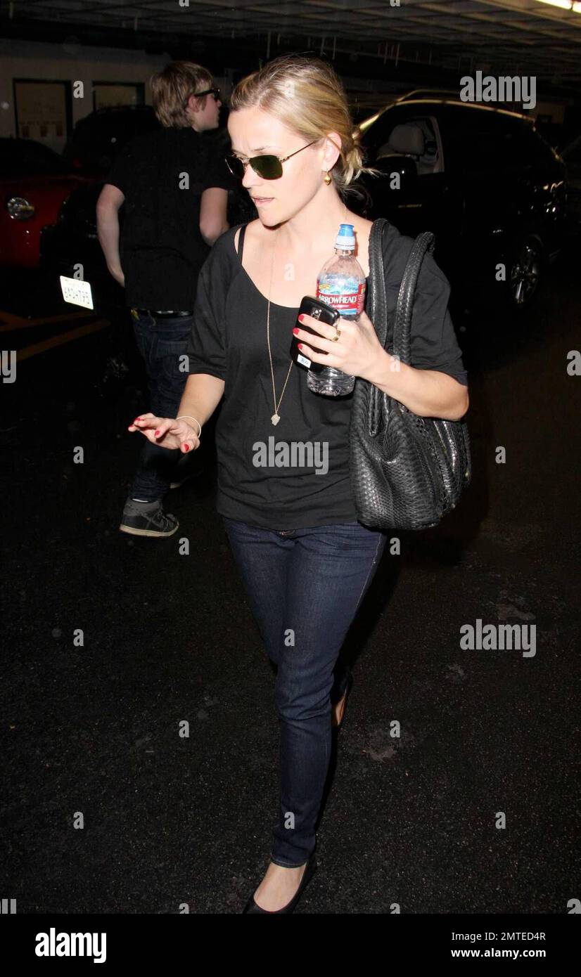 A casual and seemingly makeup-free Reese Witherspoon pays a visit to a ...