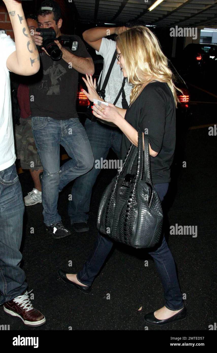 A casual and seemingly makeup-free Reese Witherspoon pays a visit to a ...