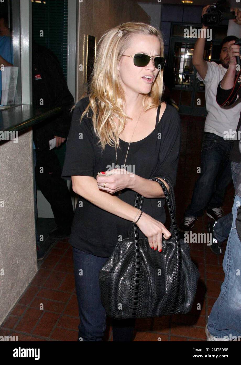 A casual and seemingly makeup-free Reese Witherspoon pays a visit to a ...