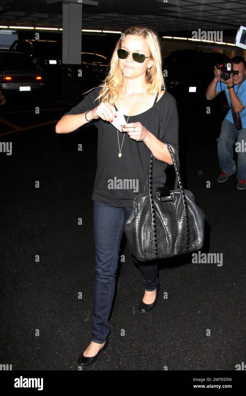 A casual and seemingly makeup-free Reese Witherspoon pays a visit to a ...