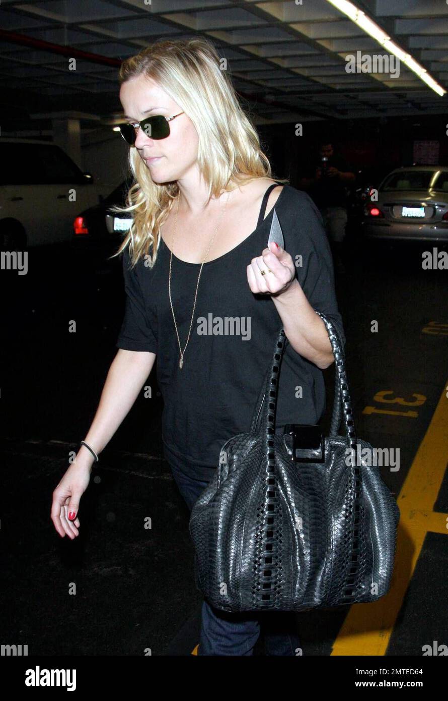 A casual and seemingly makeup-free Reese Witherspoon pays a visit to a ...