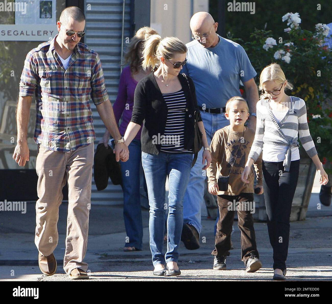 Reese Witherspoon and boyriend Jim Toth hold hands with her kids ...