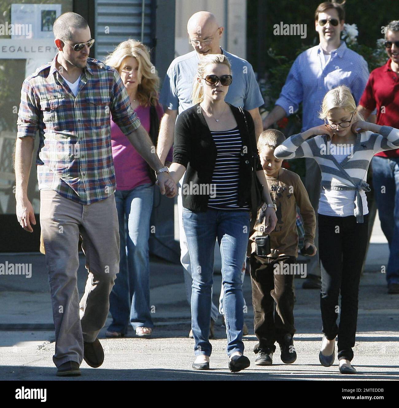 Reese Witherspoon and boyriend Jim Toth hold hands with her kids ...
