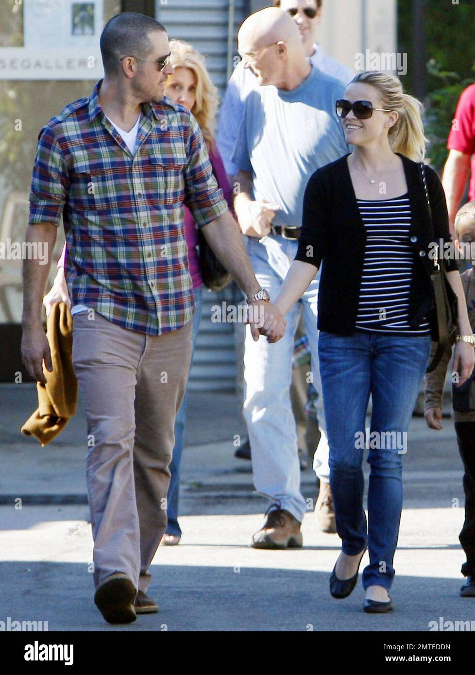 Reese Witherspoon and boyriend Jim Toth hold hands with her kids ...