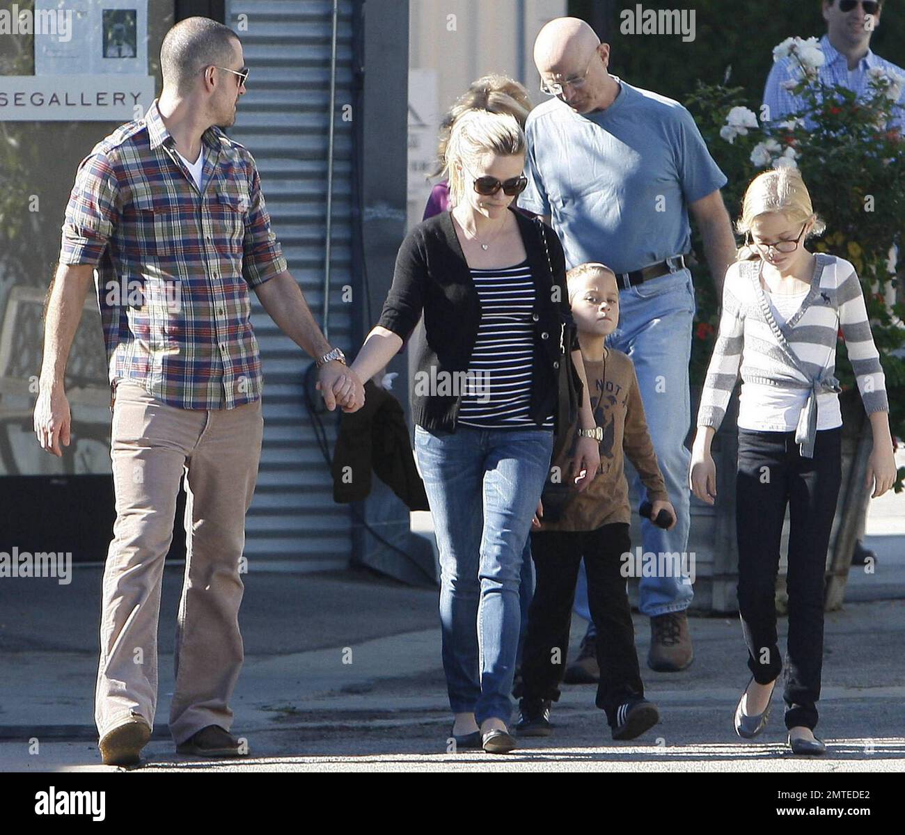 Reese Witherspoon and boyriend Jim Toth hold hands with her kids ...