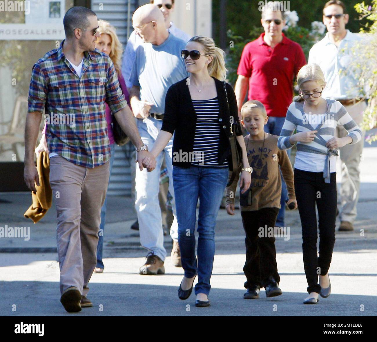Reese Witherspoon and boyfriend Jim Toth hold hands with her kids ...