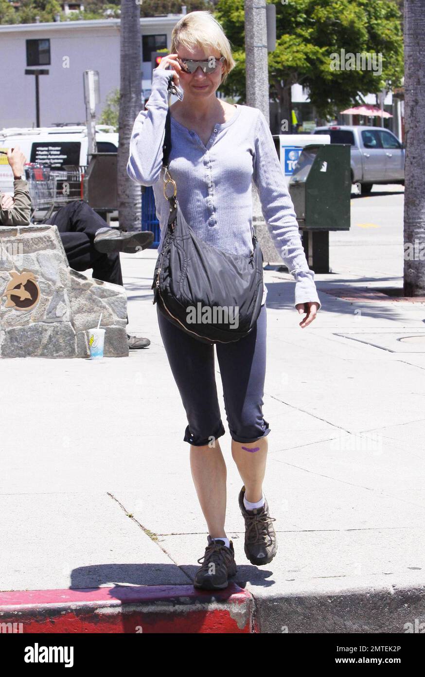 Actress Renee Zellweger seems light as air as she leaves the gym after ...