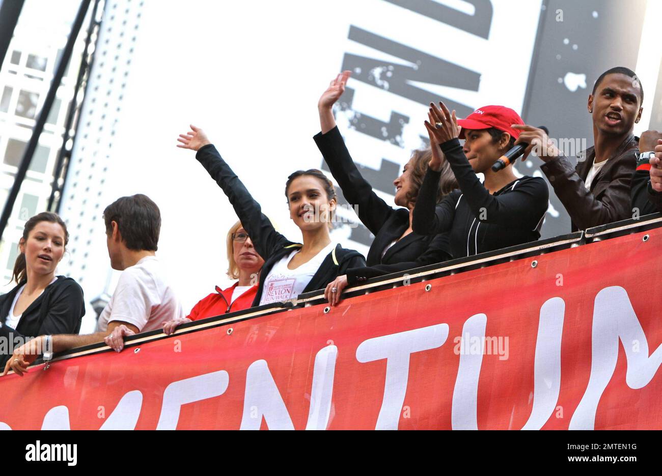 Halle berry and jessica alba hi-res stock photography and images - Alamy