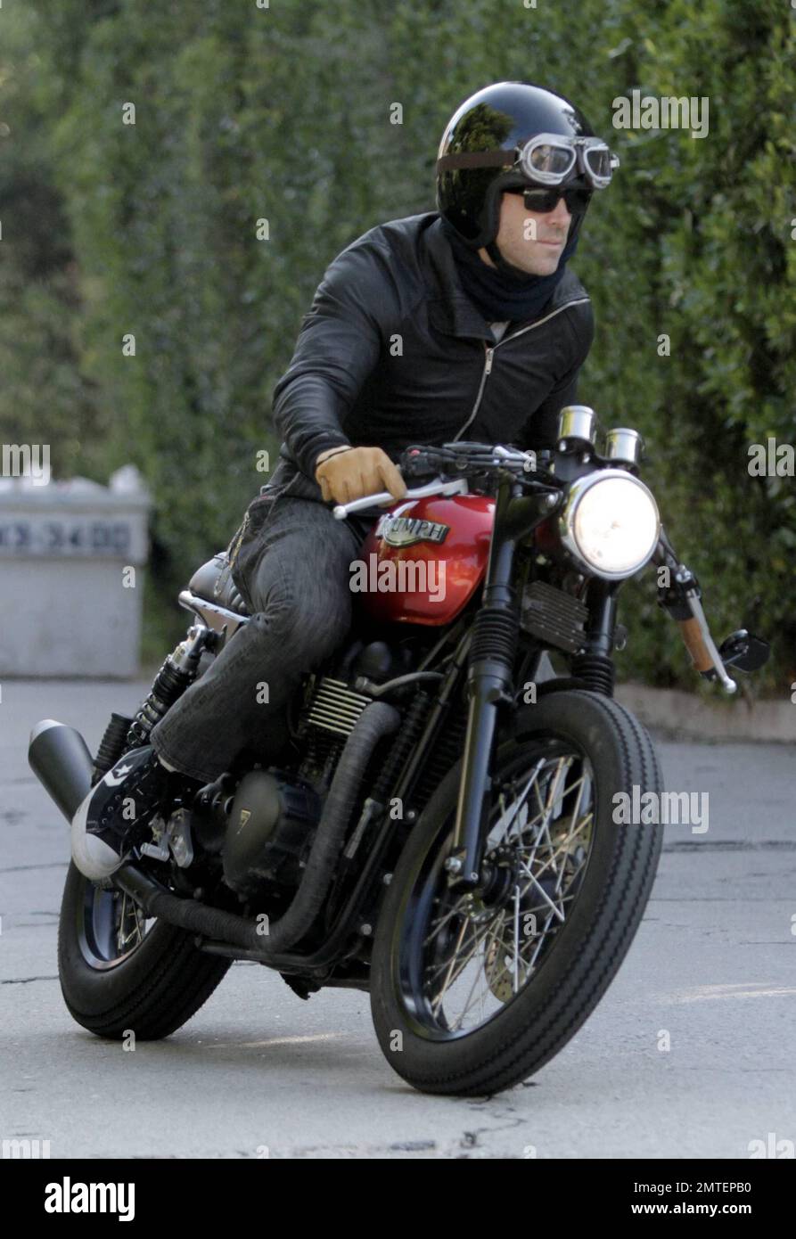 After returning from New York, hunky actor Ryan Reynolds heads out for ...