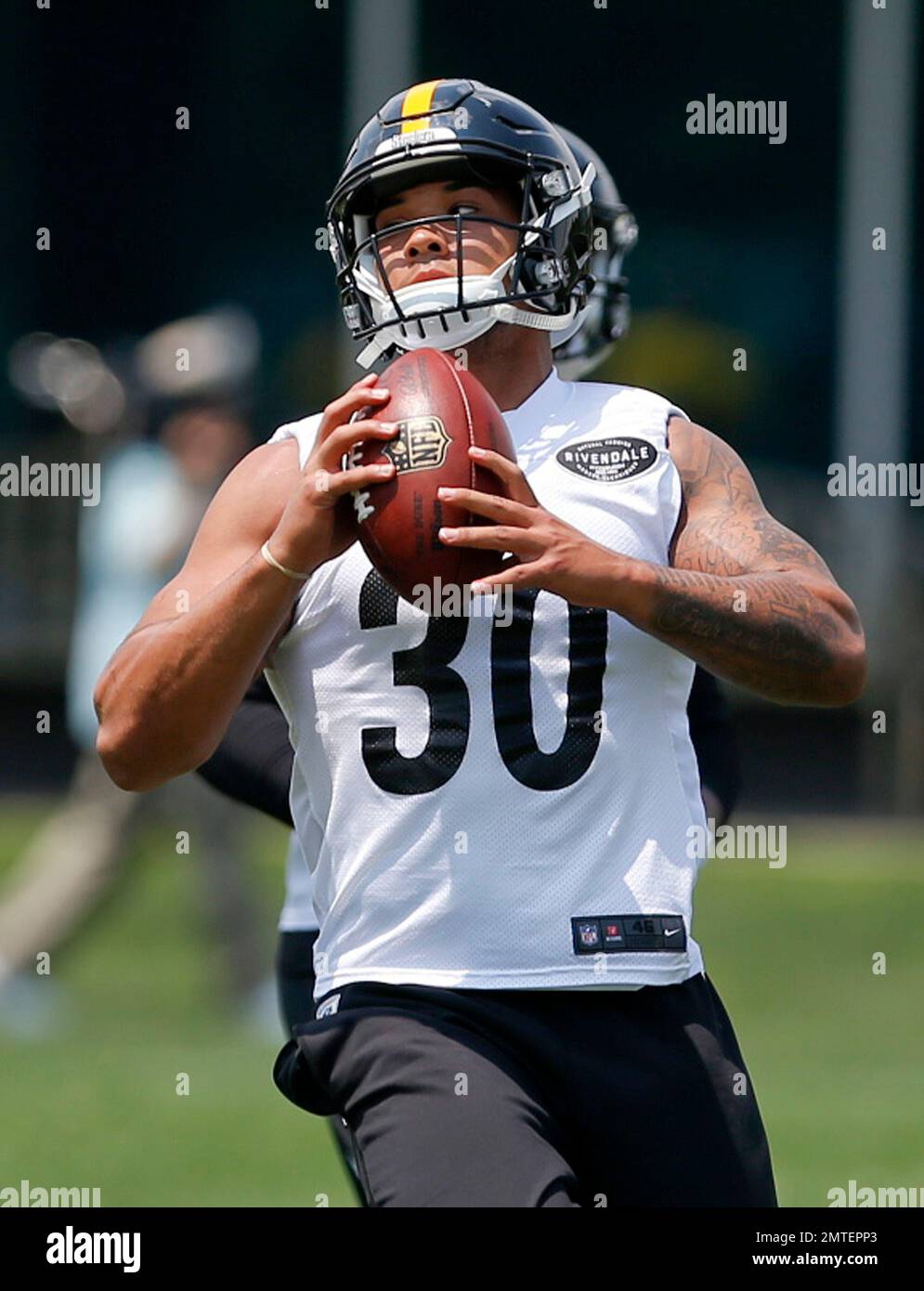 Pittsburgh Steelers running back James Connor (30) makes a catch during ...