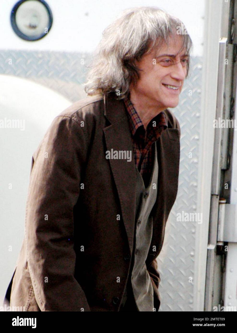 EXCLUSIVE!! Comedian and actor Richard Lewis wears a baggy brown suit ...