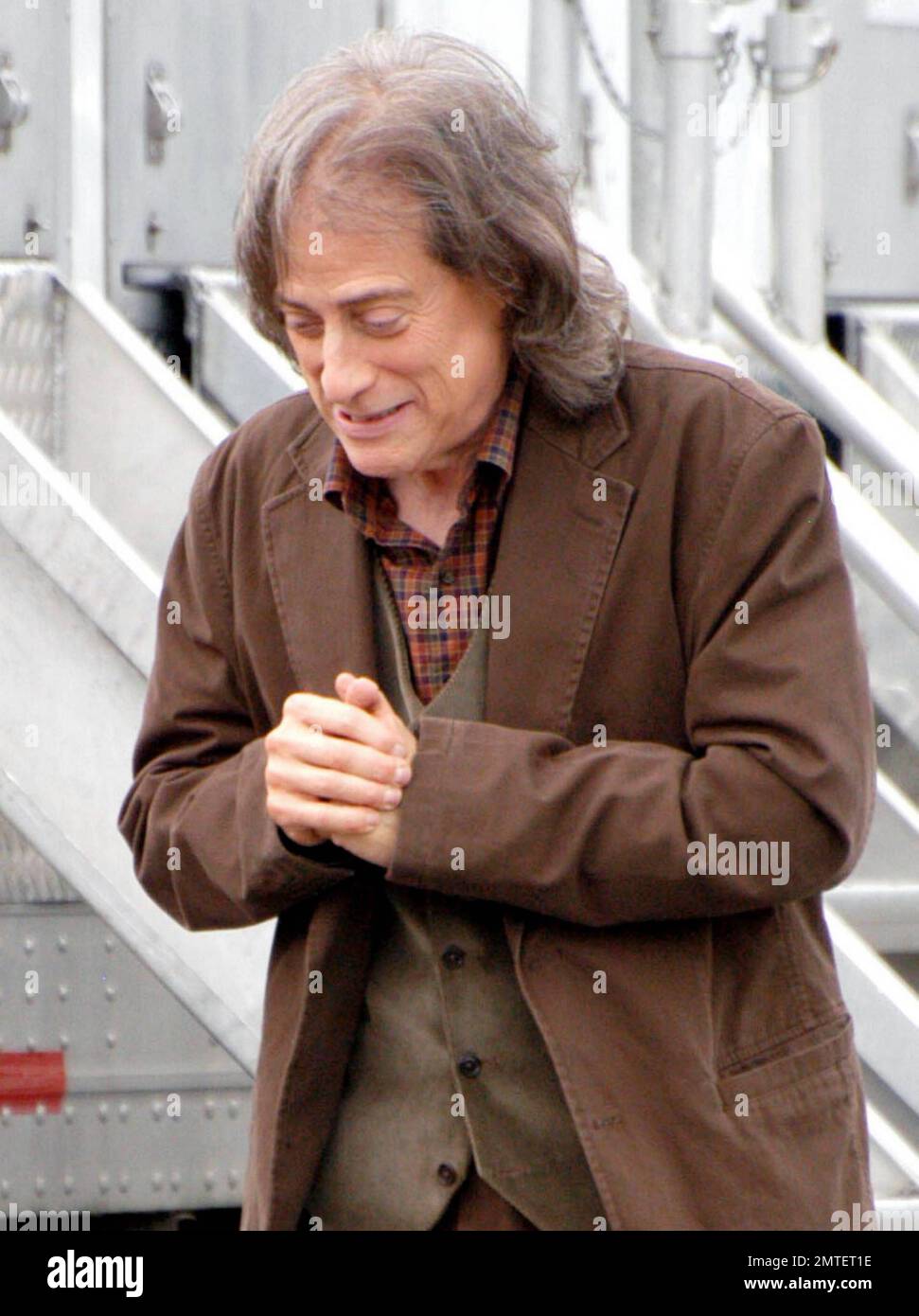 EXCLUSIVE!! Comedian and actor Richard Lewis wears a baggy brown suit ...