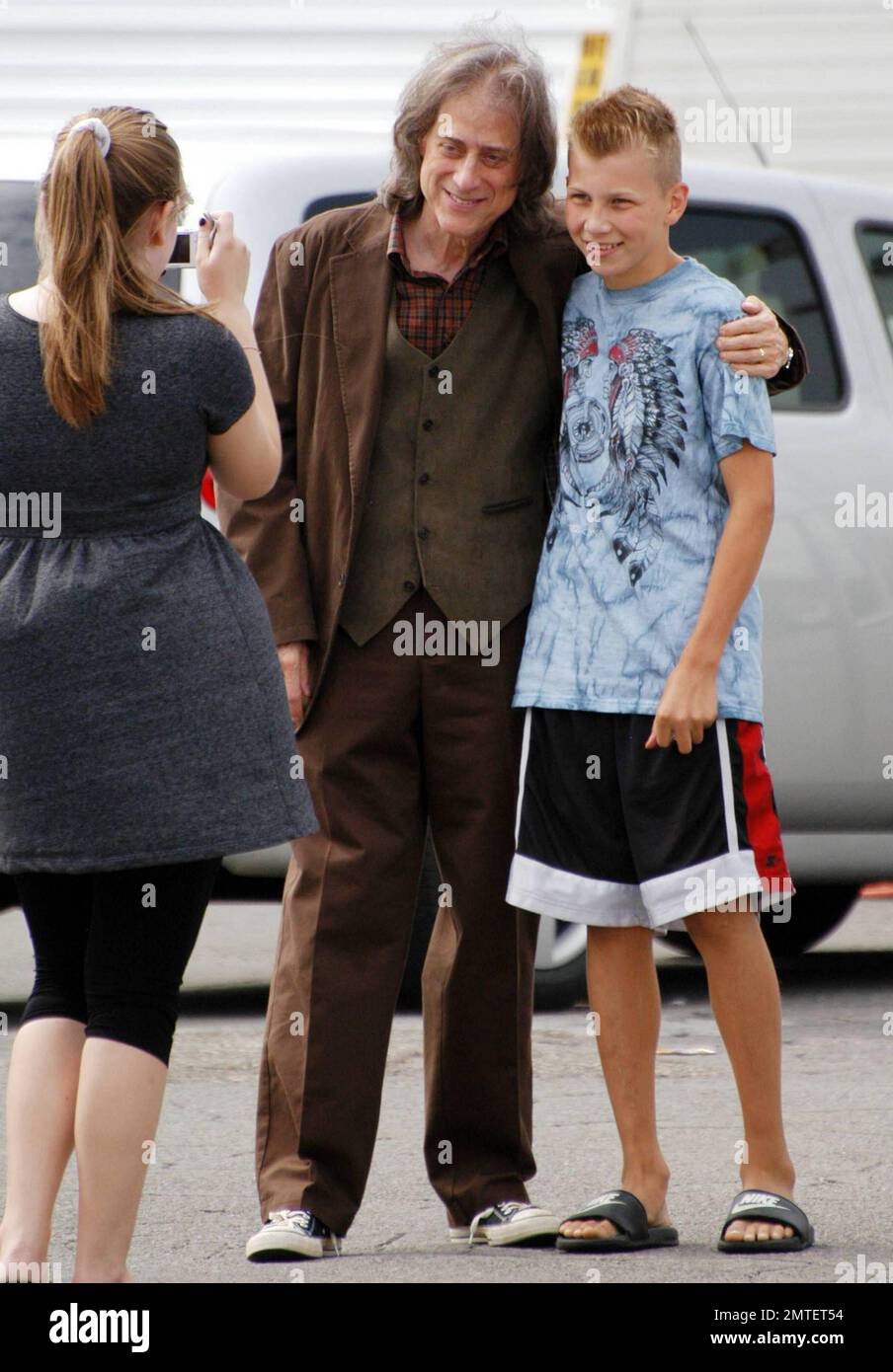 EXCLUSIVE!! Comedian and actor Richard Lewis wears a baggy brown suit ...