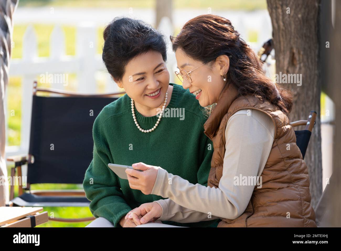 Two chinese elderly women hi-res stock photography and images - Alamy