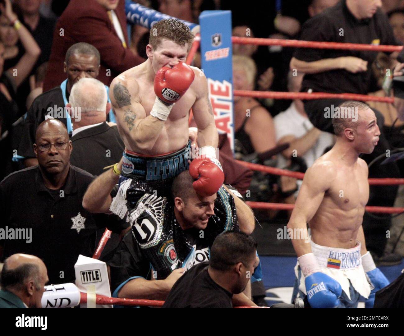 Ricky Hatton wins the junior welterweight title in the 11th round over ...