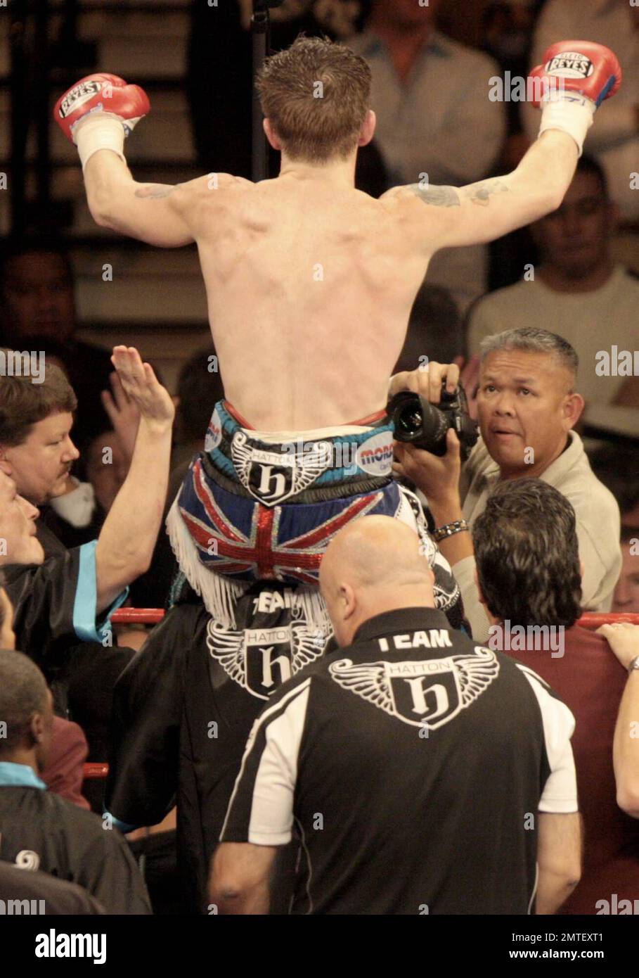 Ricky Hatton wins the junior welterweight title in the 11th round over ...