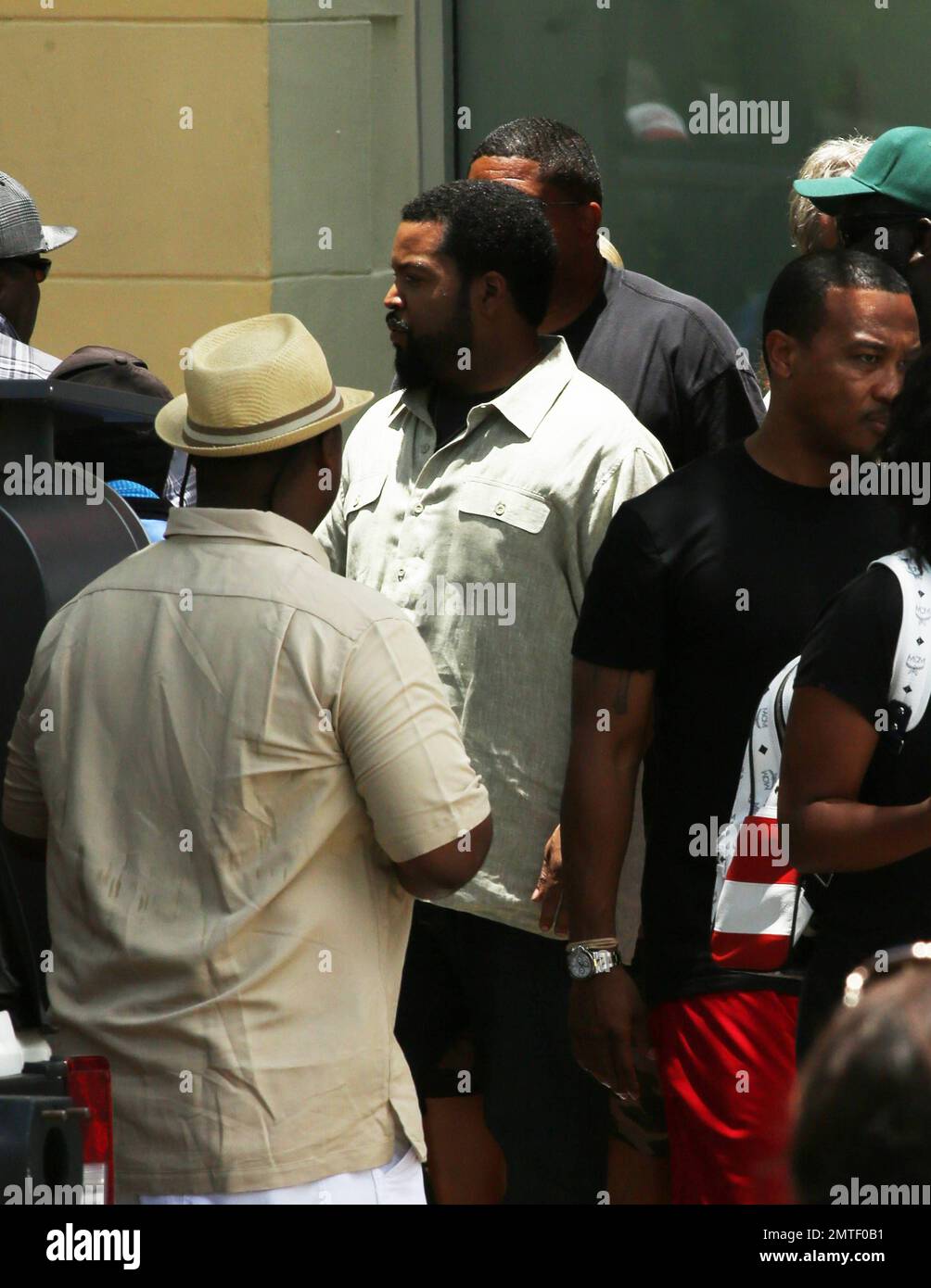Kevin Hart and Ice Cube film a scene for RIde Along 2 in South Beach ...