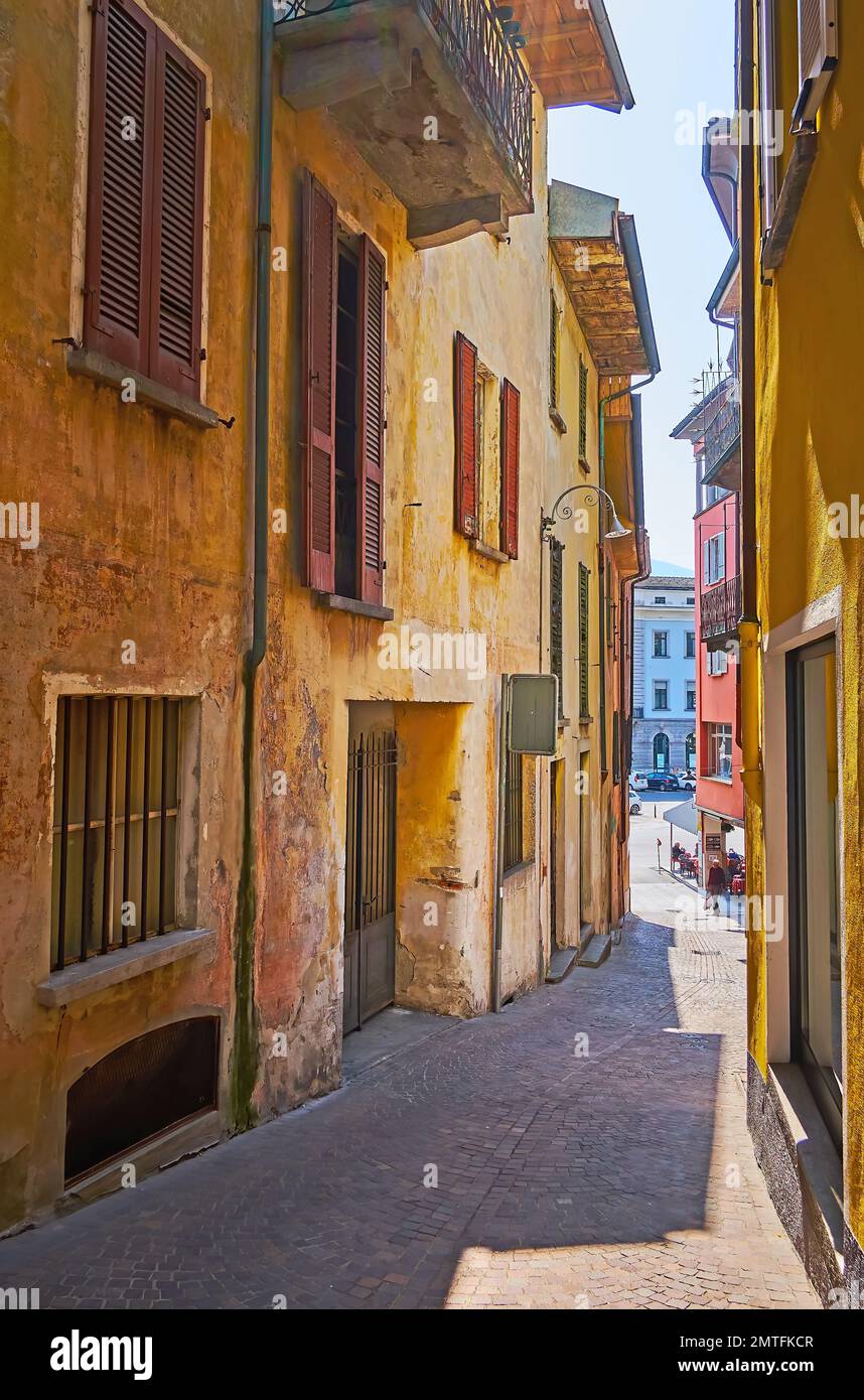 The narrow Via Pannelle street with vintage shabby houses, Locarno ...