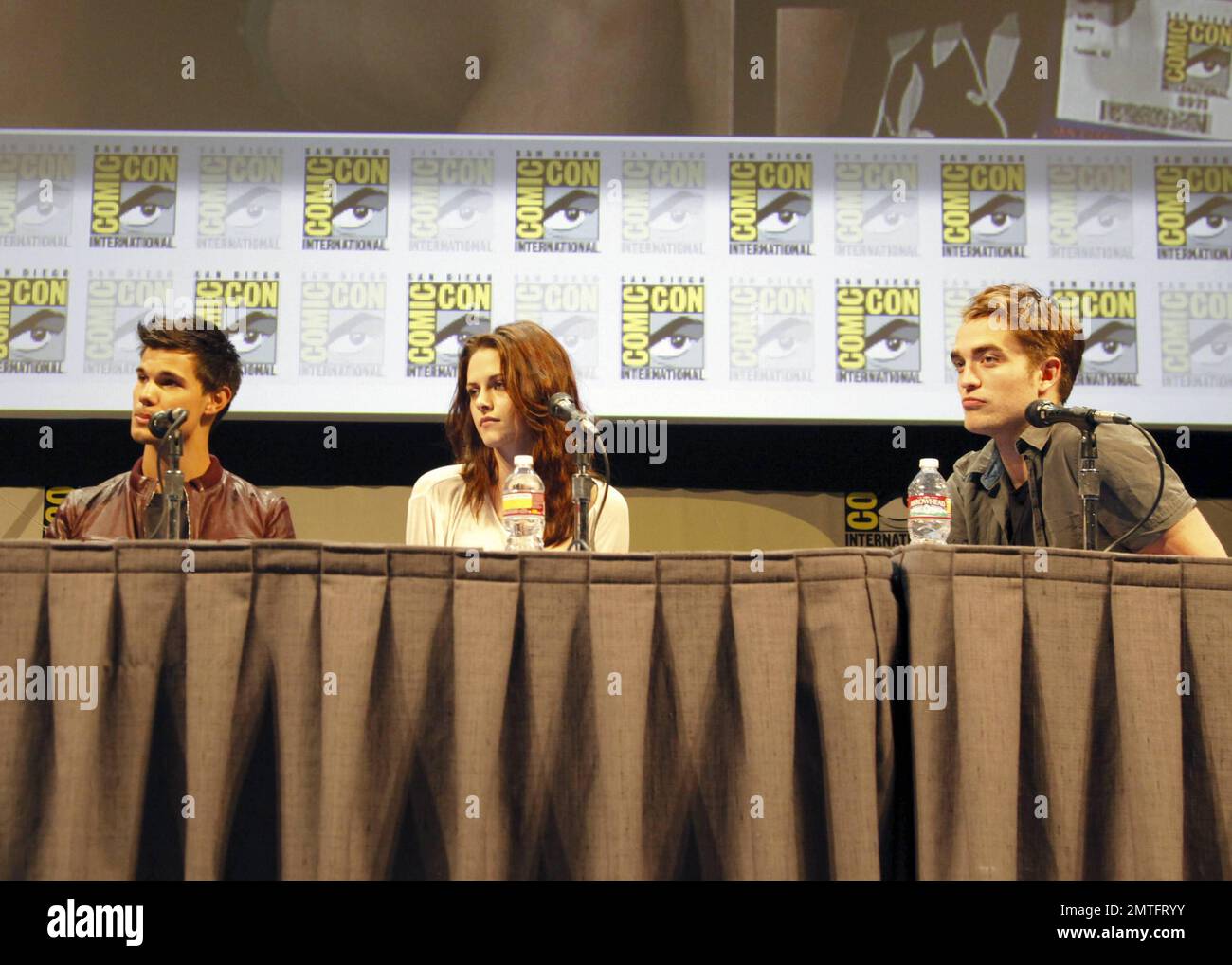 Kristen stewart cast twilight saga hi-res stock photography and images ...