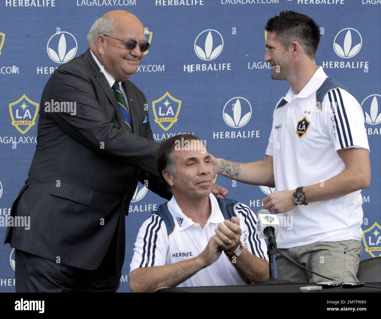 LA Galaxy head coach Bruce Arena with players Robbie Keane, Landon ...