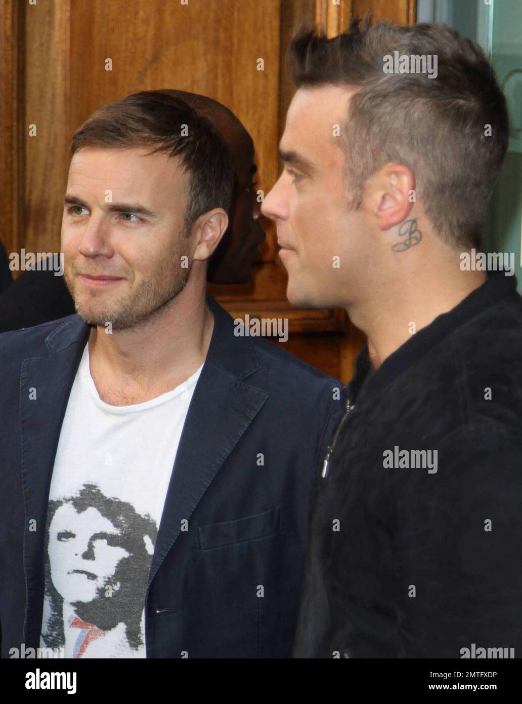 Take That bandmates Robbie Williams and Gary Barlow pose for photos and ...