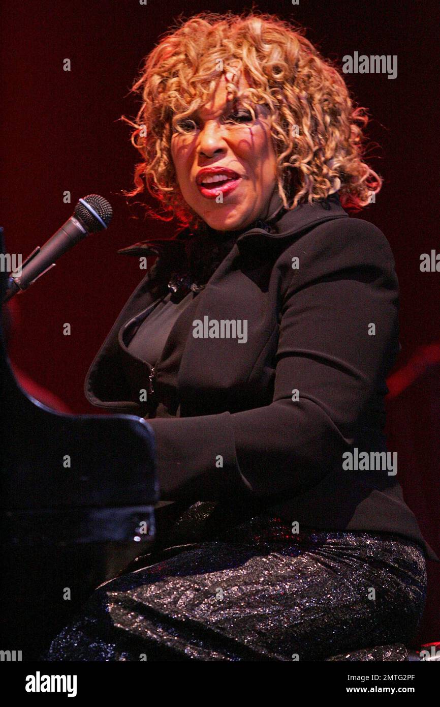 Roberta Flack performs live in concert at Seminole Hard Rock Live in ...