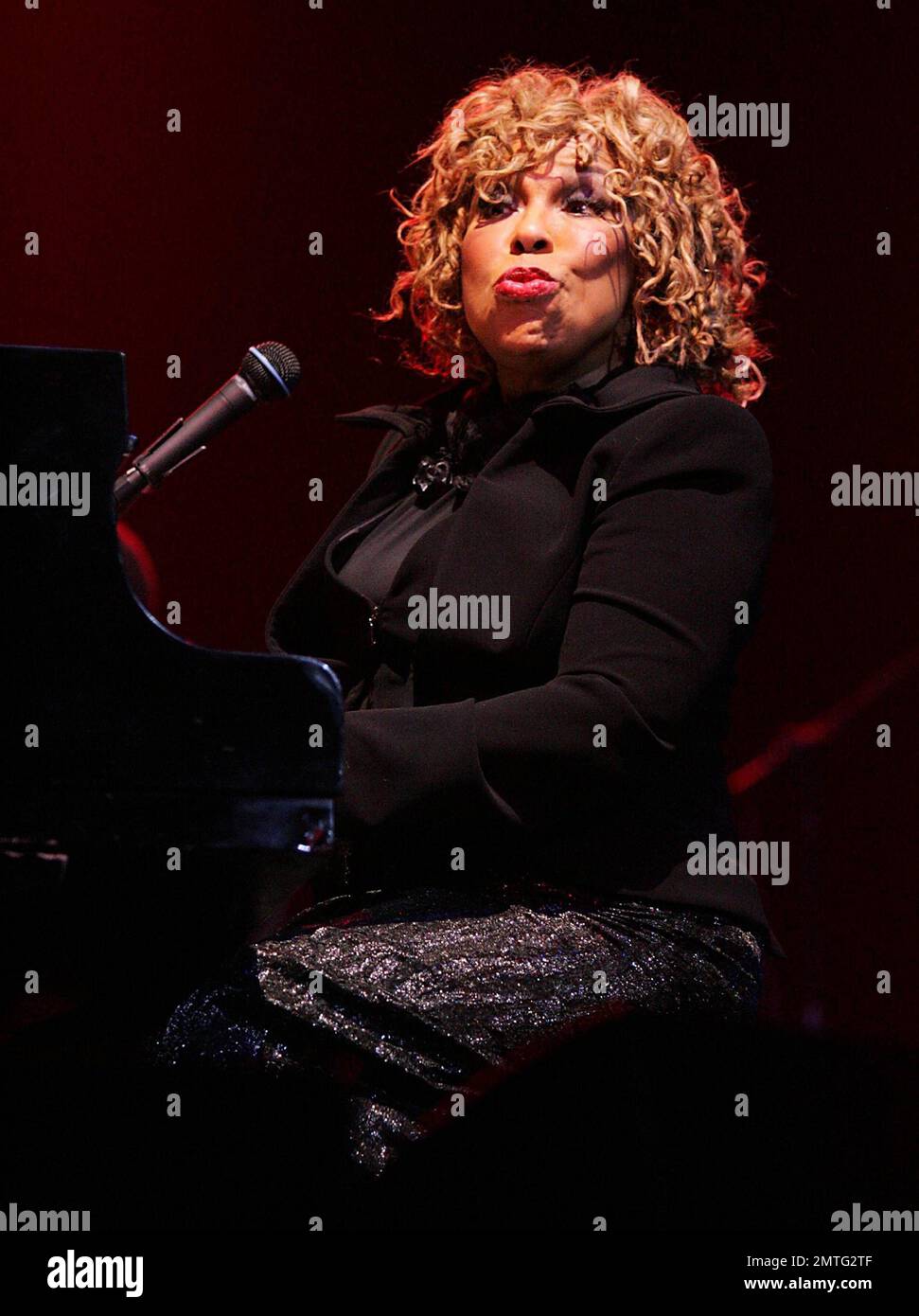 Roberta Flack performs live in concert at Seminole Hard Rock Live in ...