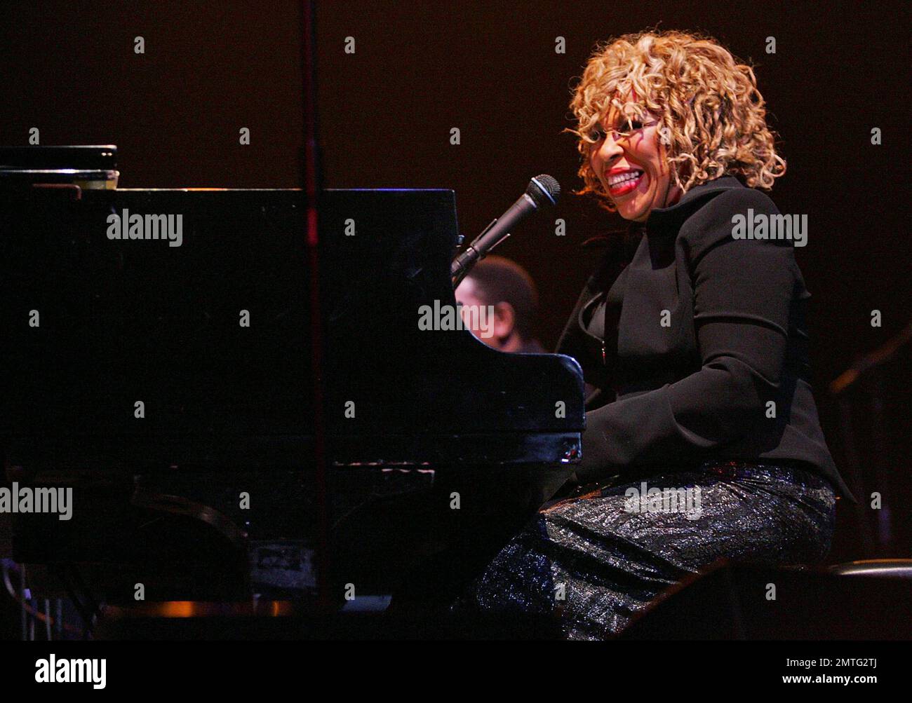 Roberta Flack performs live in concert at Seminole Hard Rock Live in ...