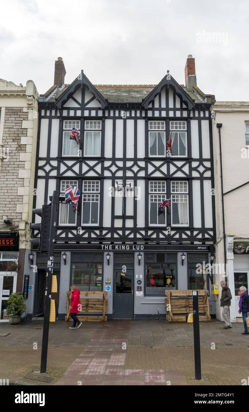 Three storey tudor style front hi-res stock photography and images - Alamy