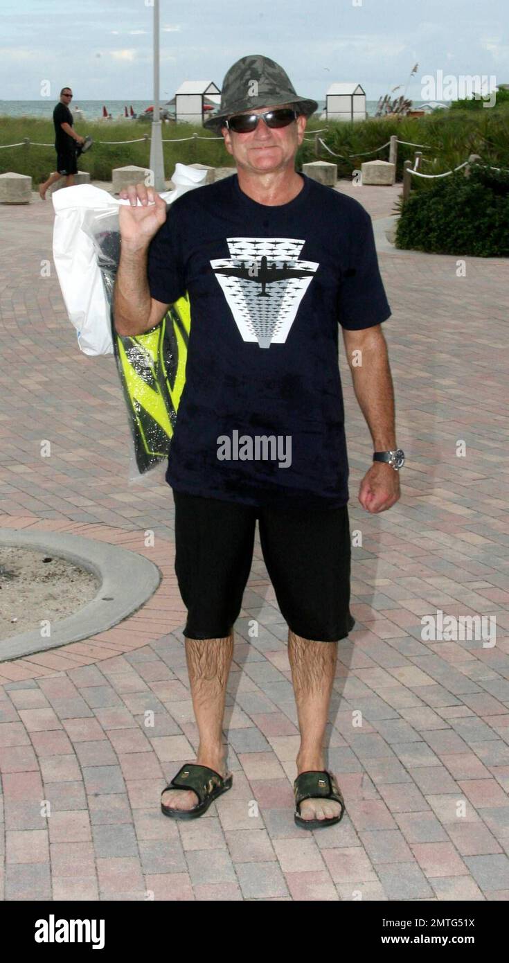 Exclusive!! Funnyman Robin Williams takes a beach break from filming ...