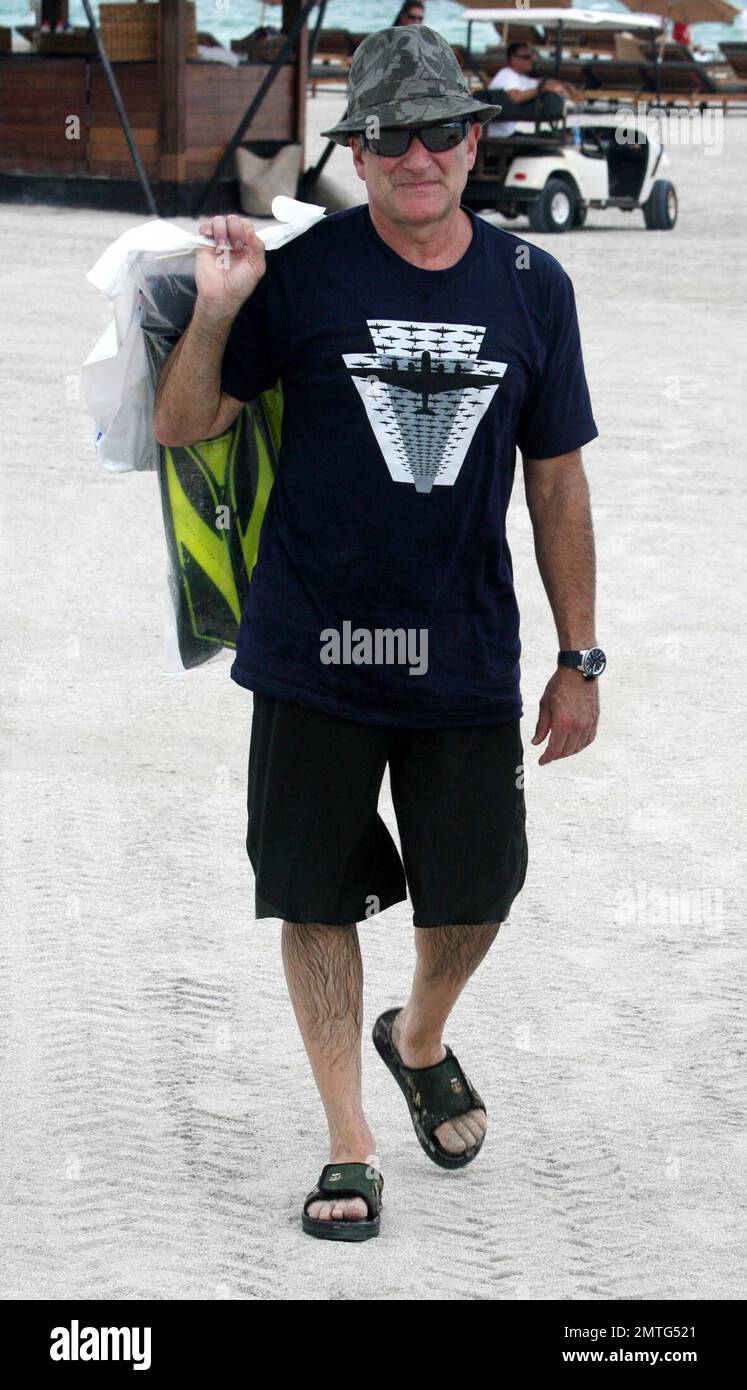 Exclusive!! Funnyman Robin Williams takes a beach break from filming ...