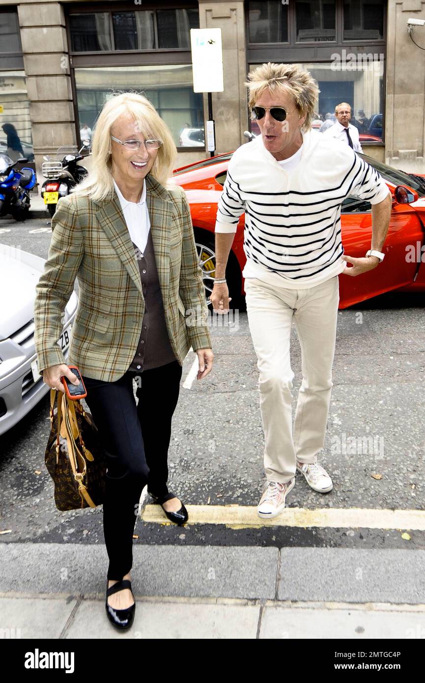 Sixty six-year-old rocker Rod Stewart looks to be struggling as he gets ...