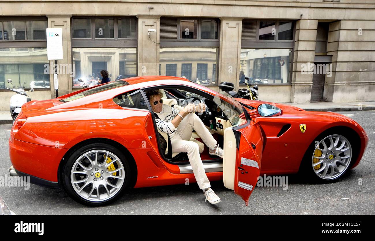 Sixty six-year-old rocker Rod Stewart looks to be struggling as he gets ...