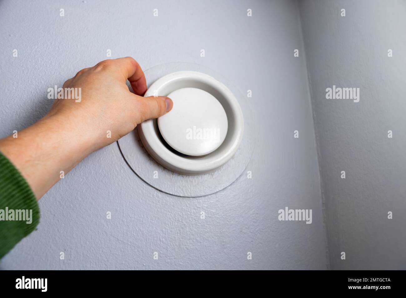 Adjusting round air ventilation intake in a bathroom - Denmark ...