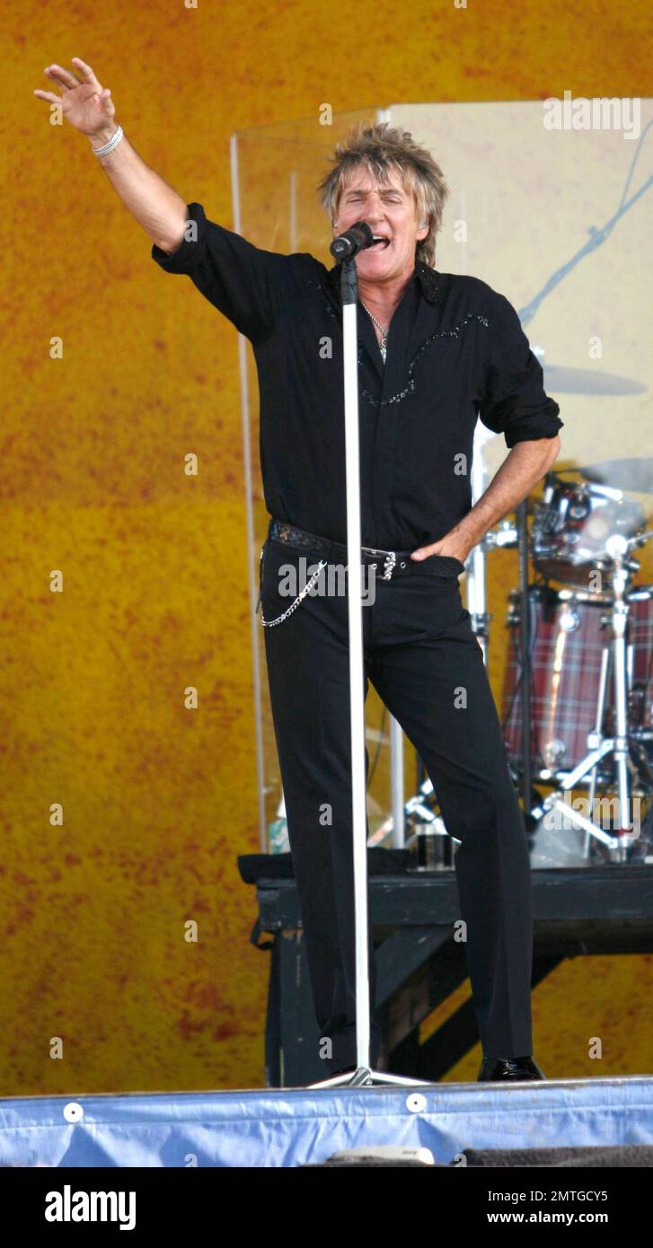 Veteran rocker Rod Stewart performs at the New Orleans Jazz Fest. 4/28/07 Stock Photo - Alamy