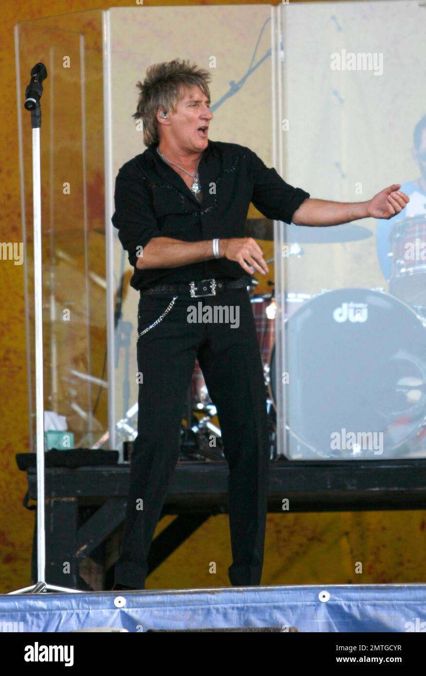 Veteran rocker Rod Stewart performs at the New Orleans Jazz Fest. 4/28/07 Stock Photo - Alamy